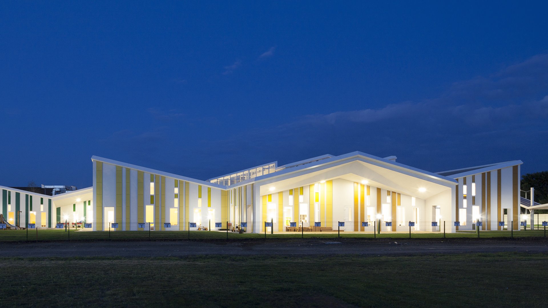 Gradinita, parcare auto si amenajari exterioare in cadrul complexului ...